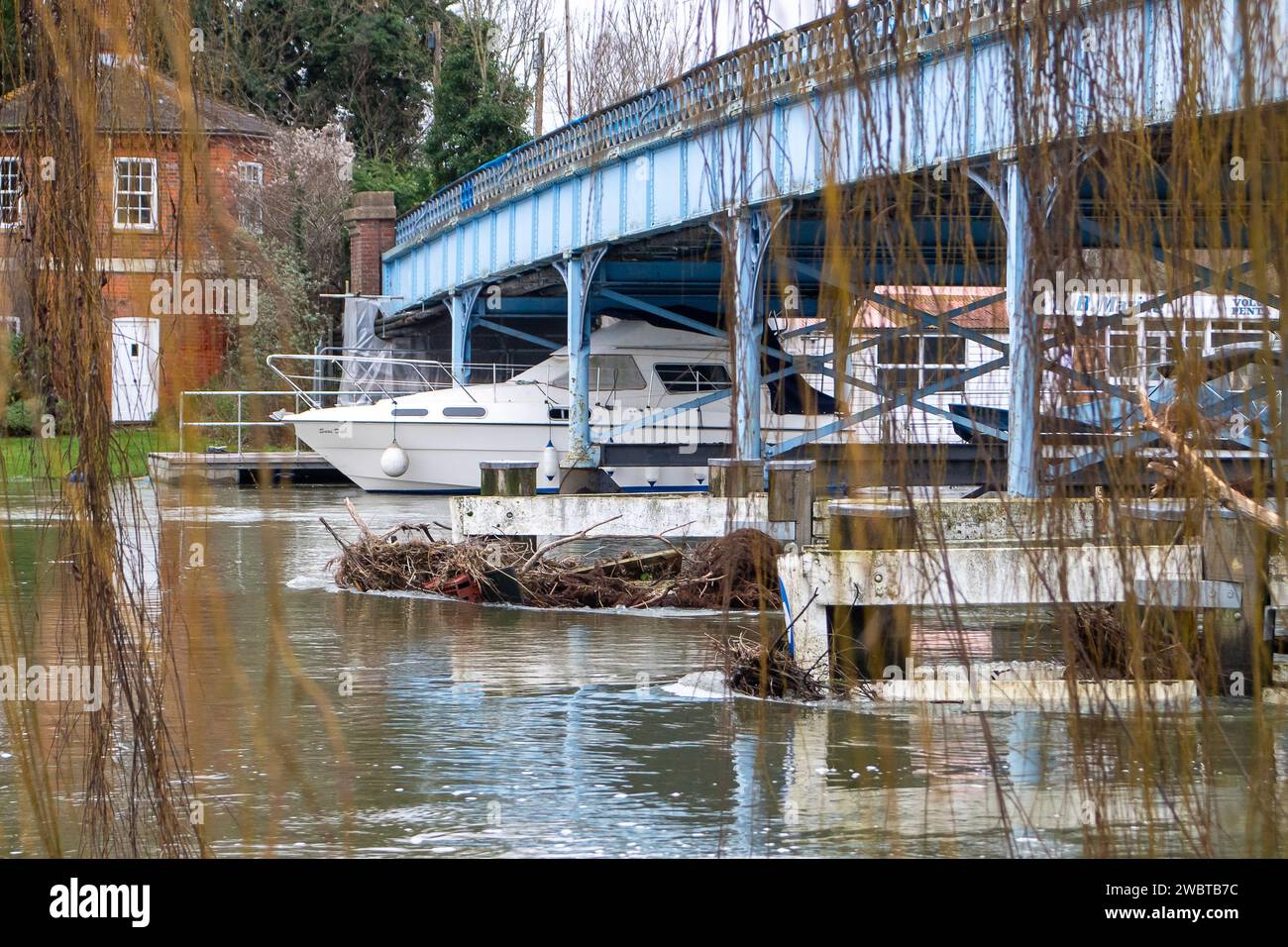 Cookham flooding hi-res stock photography and images - Alamy