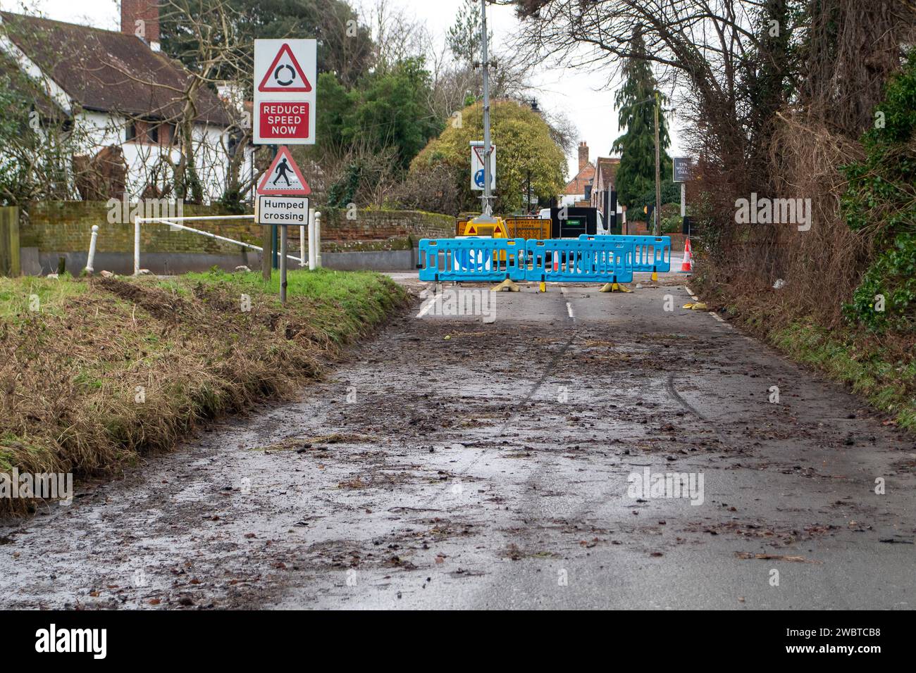 Cookham, UK. 6th January, 2024. Floodwater residue left on the road ...