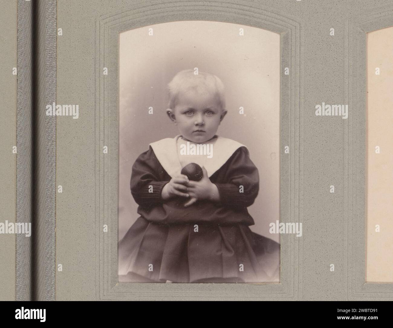 Portrait of a child with ball in hand, Frans G. Klemming, 1894 - 1922 ...