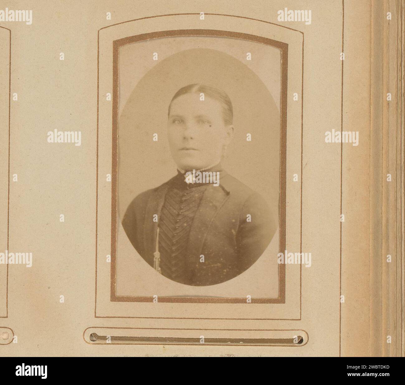 Portrait of a woman, Gebroeders Cordes, 1881 - 1901 Photograph. visit ...