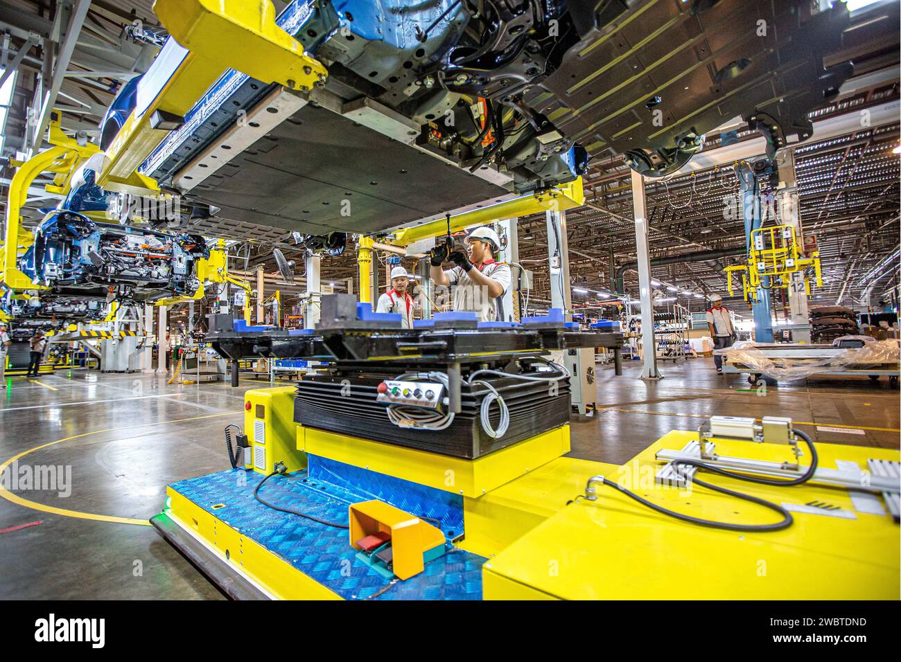Rayong, Thailand. 12th Jan, 2024. Workers work at the Great Wall Motors ...