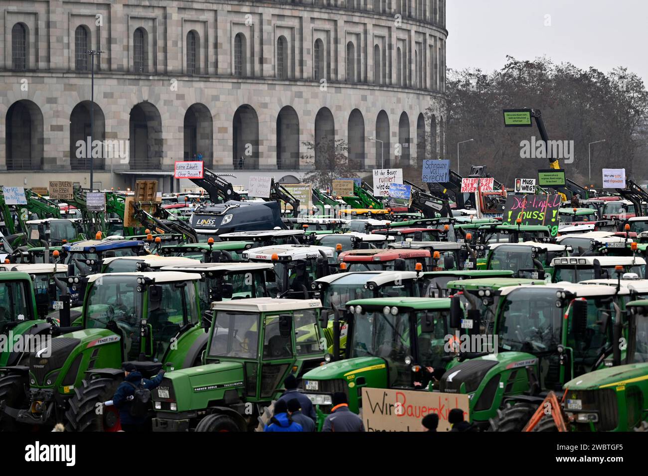 Rote traktoren hi-res stock photography and images - Alamy
