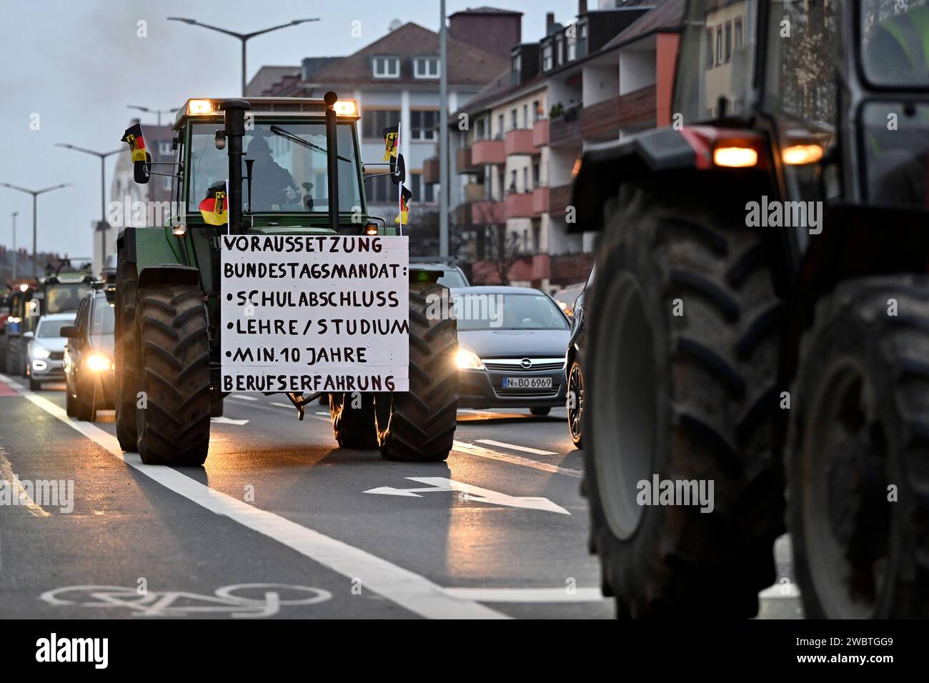 Rote traktoren hi-res stock photography and images - Alamy