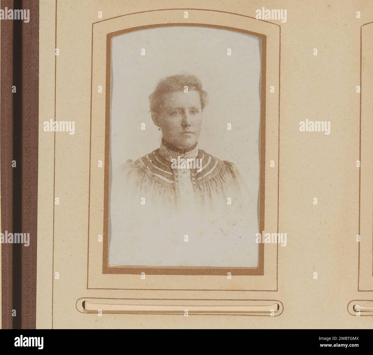 Portrait of a woman, Jan van Roon (attributed to), 1903 - 1940 ...