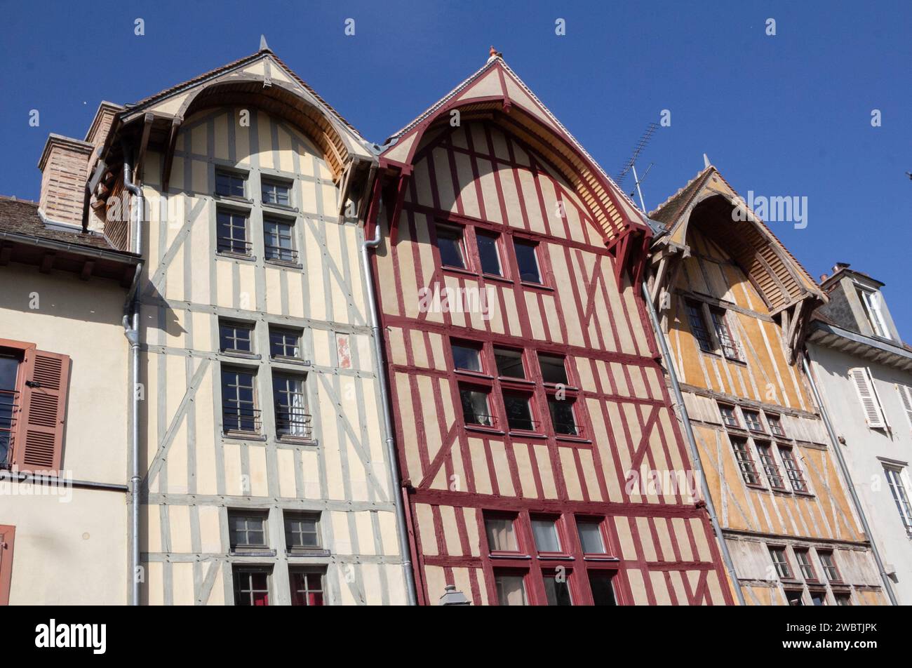 These colourful half-timbered medieval houses are at n° 40, 42 and 44 ...