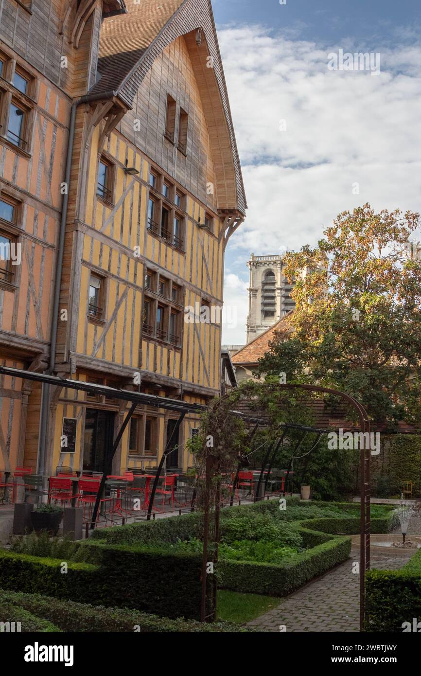 Half timbered medieval building hi-res stock photography and images - Alamy
