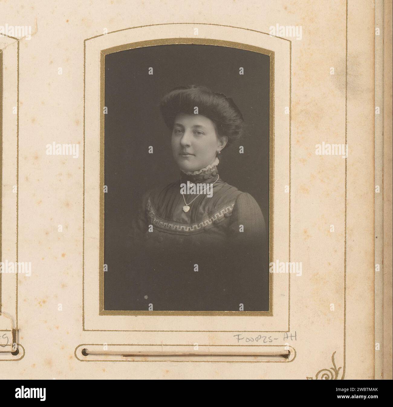 Portrait of a woman, Berend Zweers, 1923 - 1925 Photograph. visit card ...