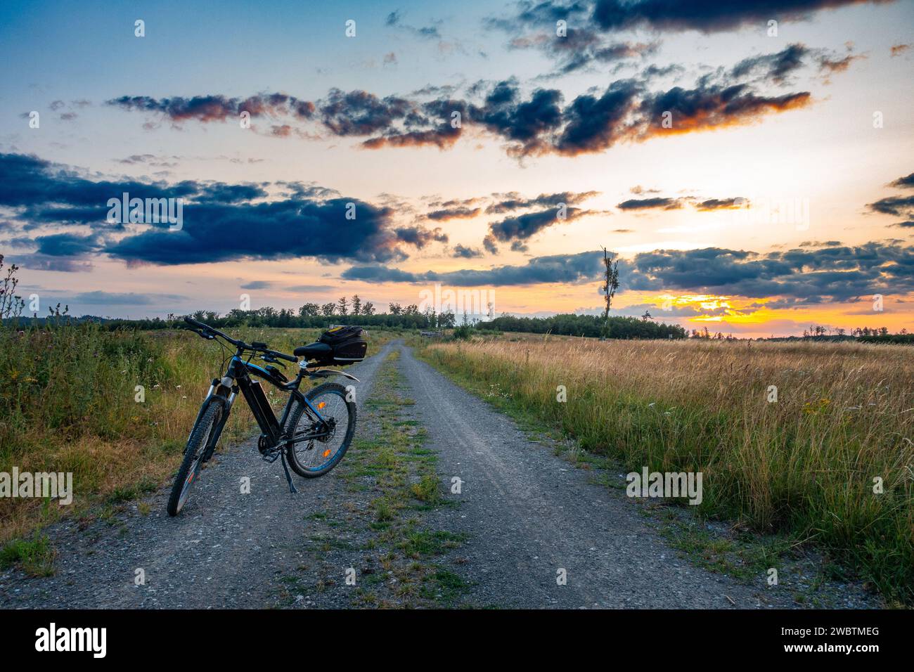 Luxus Quer Feld Ein Fahrrad Fahren Bildernull
