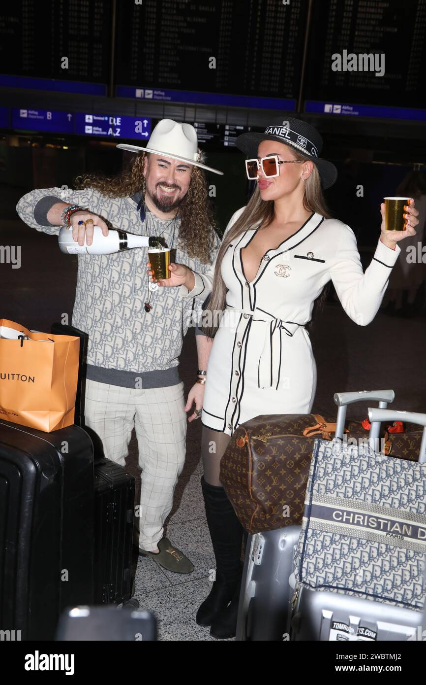 Kim Virginia Hartung und Leon Puppe bei der Abreise der Dschungelcamp ...