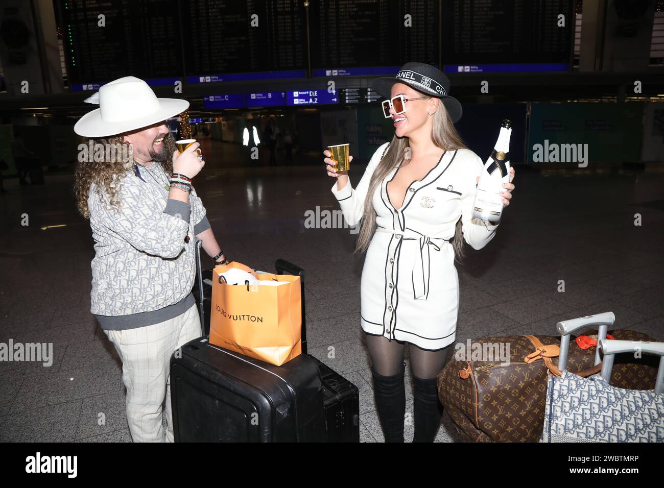 Kim Virginia Hartung und Leon Puppe bei der Abreise der Dschungelcamp ...