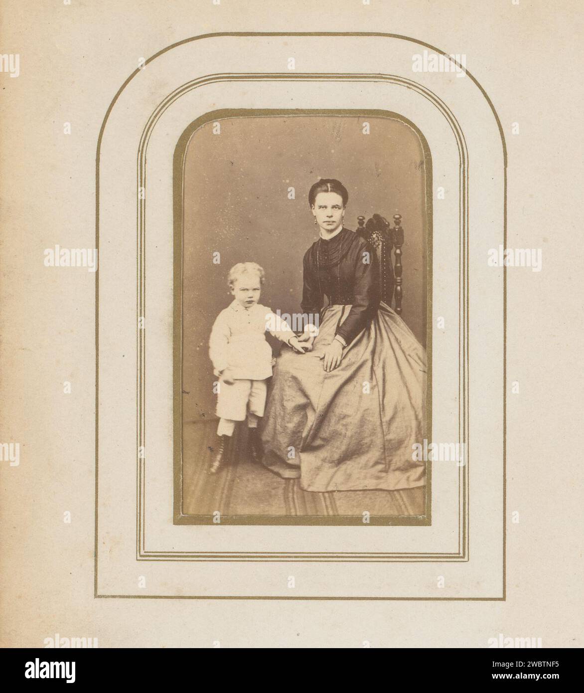 Portrait of a sitting mother with child, E. Perin Jeune, 1865 - 1870 ...