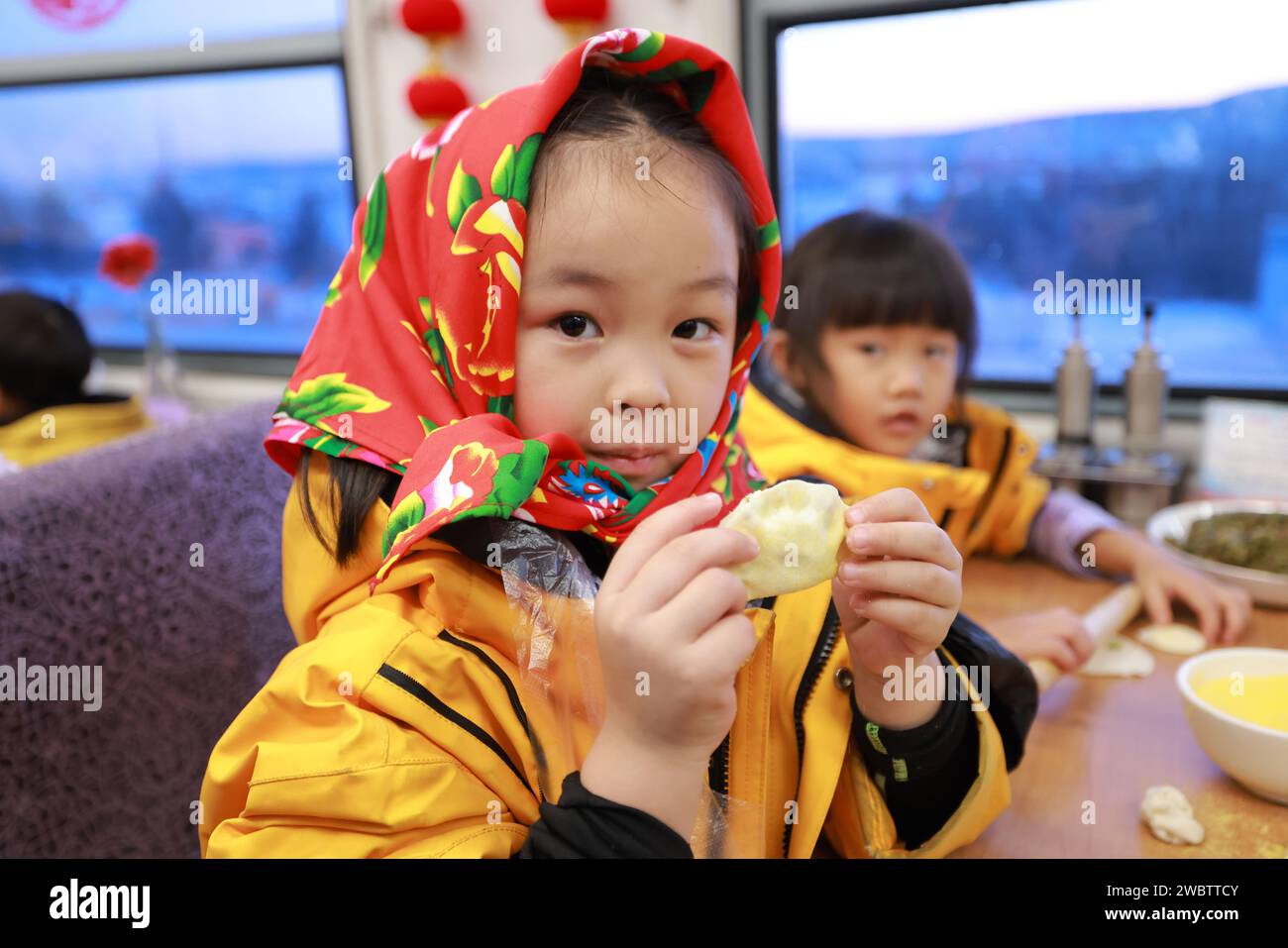 (240112) -- HARBIN, Jan. 12, 2024 (Xinhua) -- A kid from south China's ...