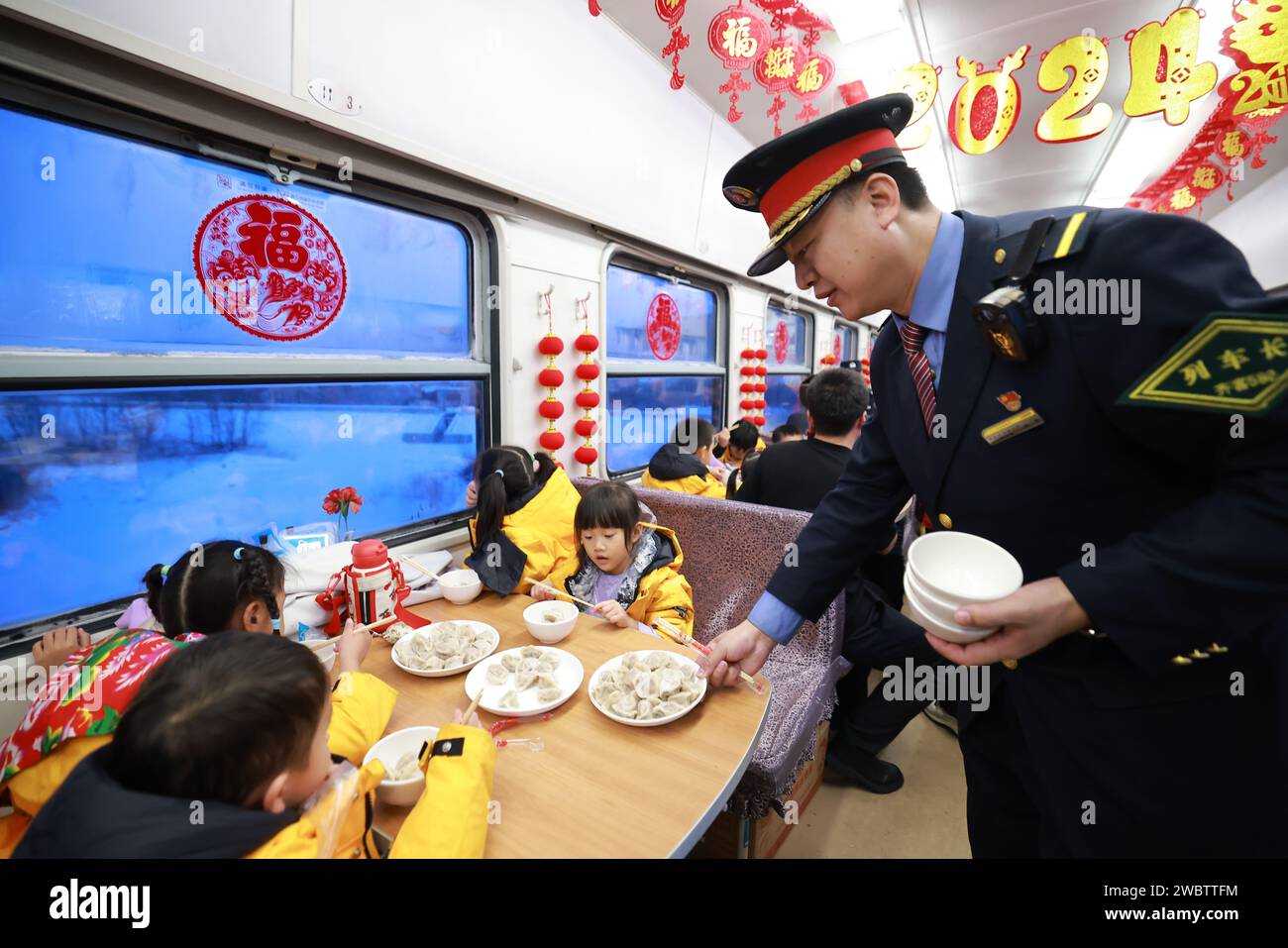 (240112) -- HARBIN, Jan. 12, 2024 (Xinhua) -- Chief conductor Zhang ...
