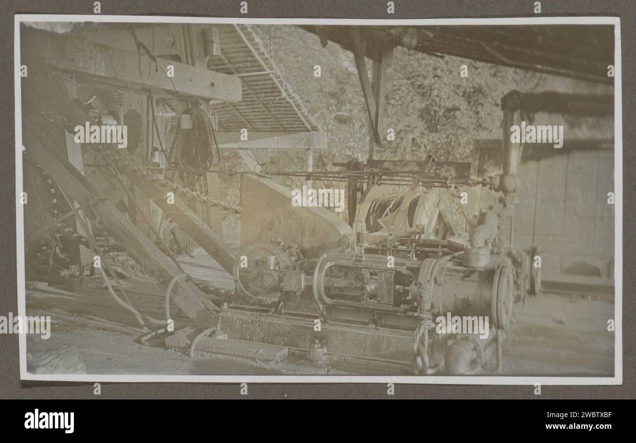 Machine with a chain, possibly at a derrick, Anonymous, 1920 - 1930 ...