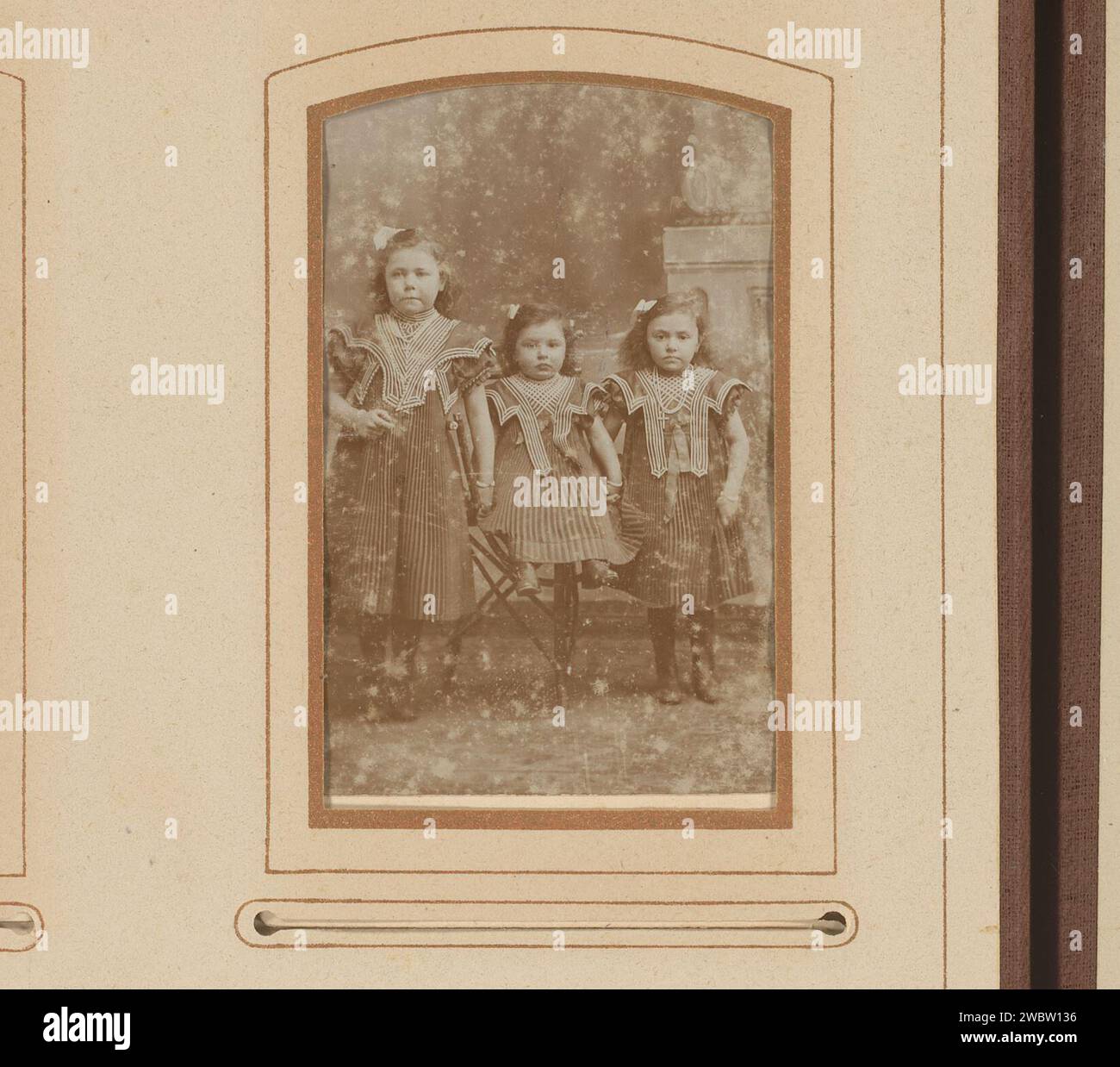 Portrait of three girls, Jan van Roon (attributed to), 1903 - 1940 ...