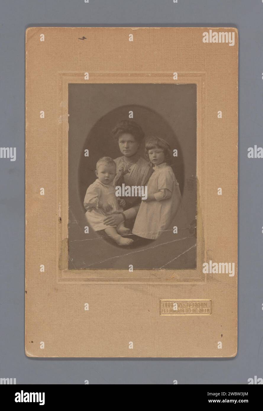 Portrait of a mother with two children, Obbema & De Bruin, c. 1880 - c ...