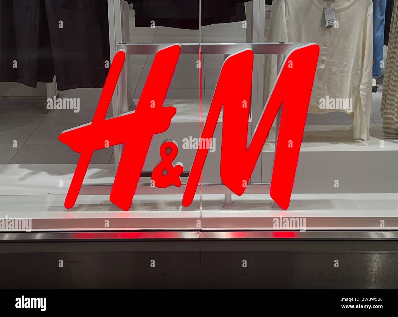 Außenwerbung Logo H&M Bekleidungsgeschäft *** Outdoor advertising Logo ...