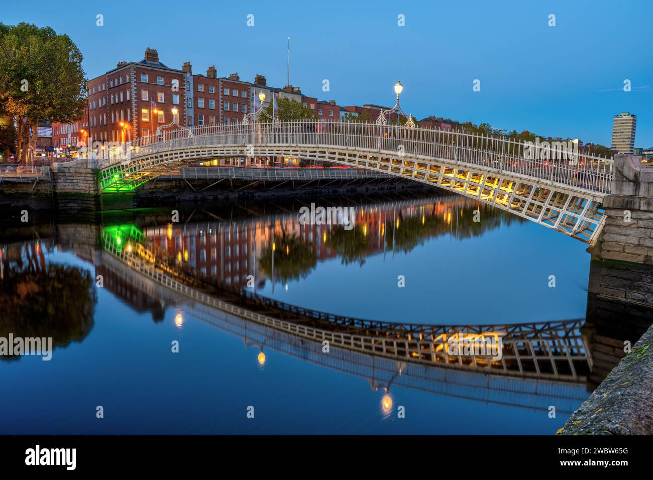 The famous Ha'penny Bridge in Dublin, Ireland, at night Stock Photo - Alamy