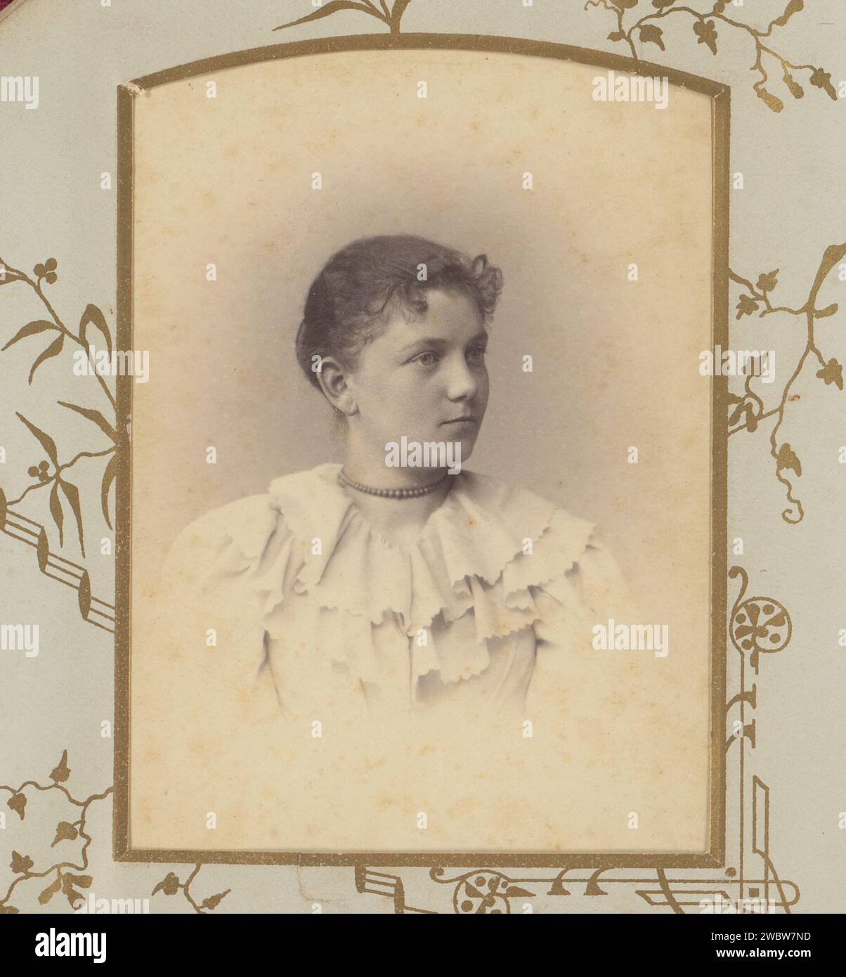 Portrait of a young woman, Baresel & Schubbert, 1860 - 1900 photograph ...