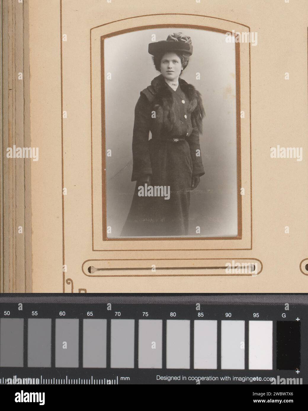 Portrait of a woman with hat, Globus Atelier, 1900 - 1910 Photograph ...