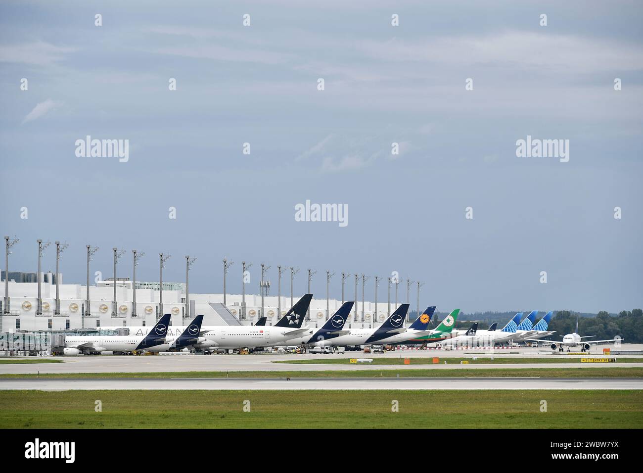 line up, terminal 2, Lufthansa, star alliance, Eva air, united airlines ...