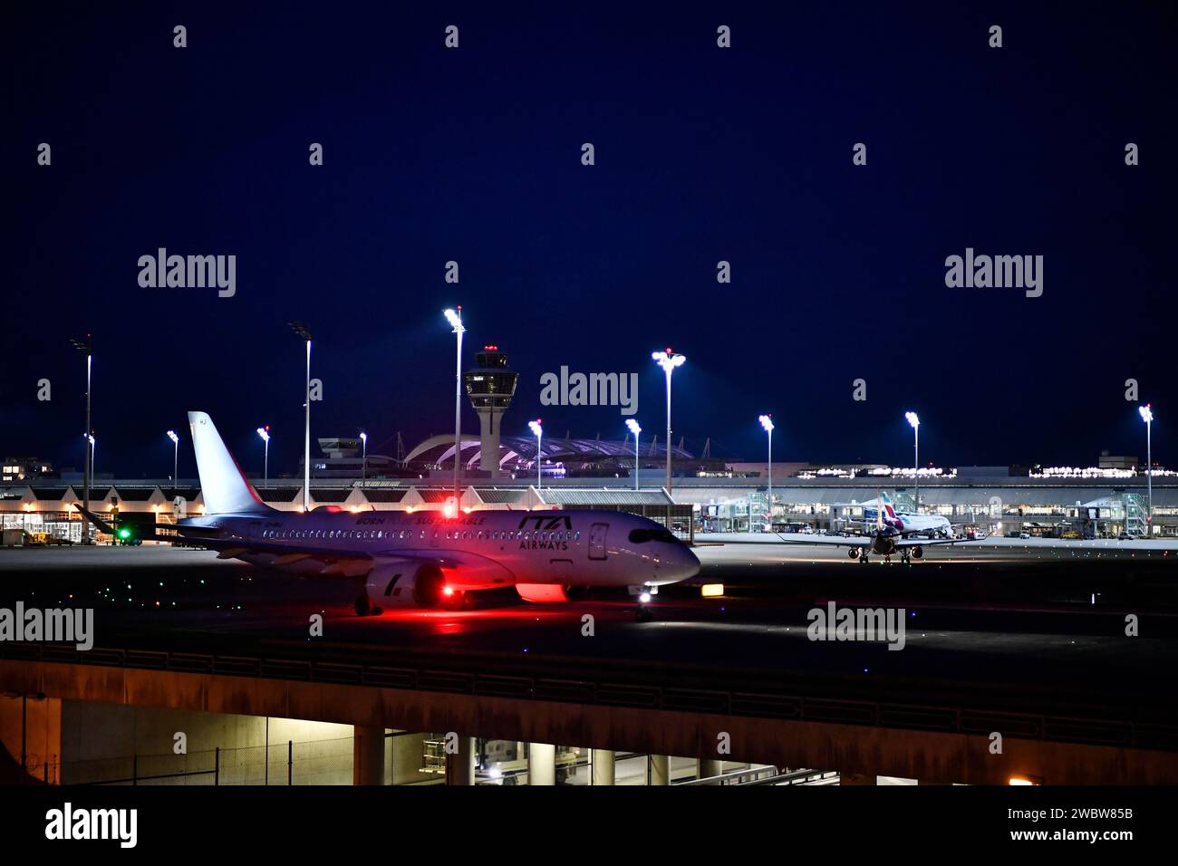 ITA Airways, Airbus, A220-300, A220, roll out, start up given, bridge ...