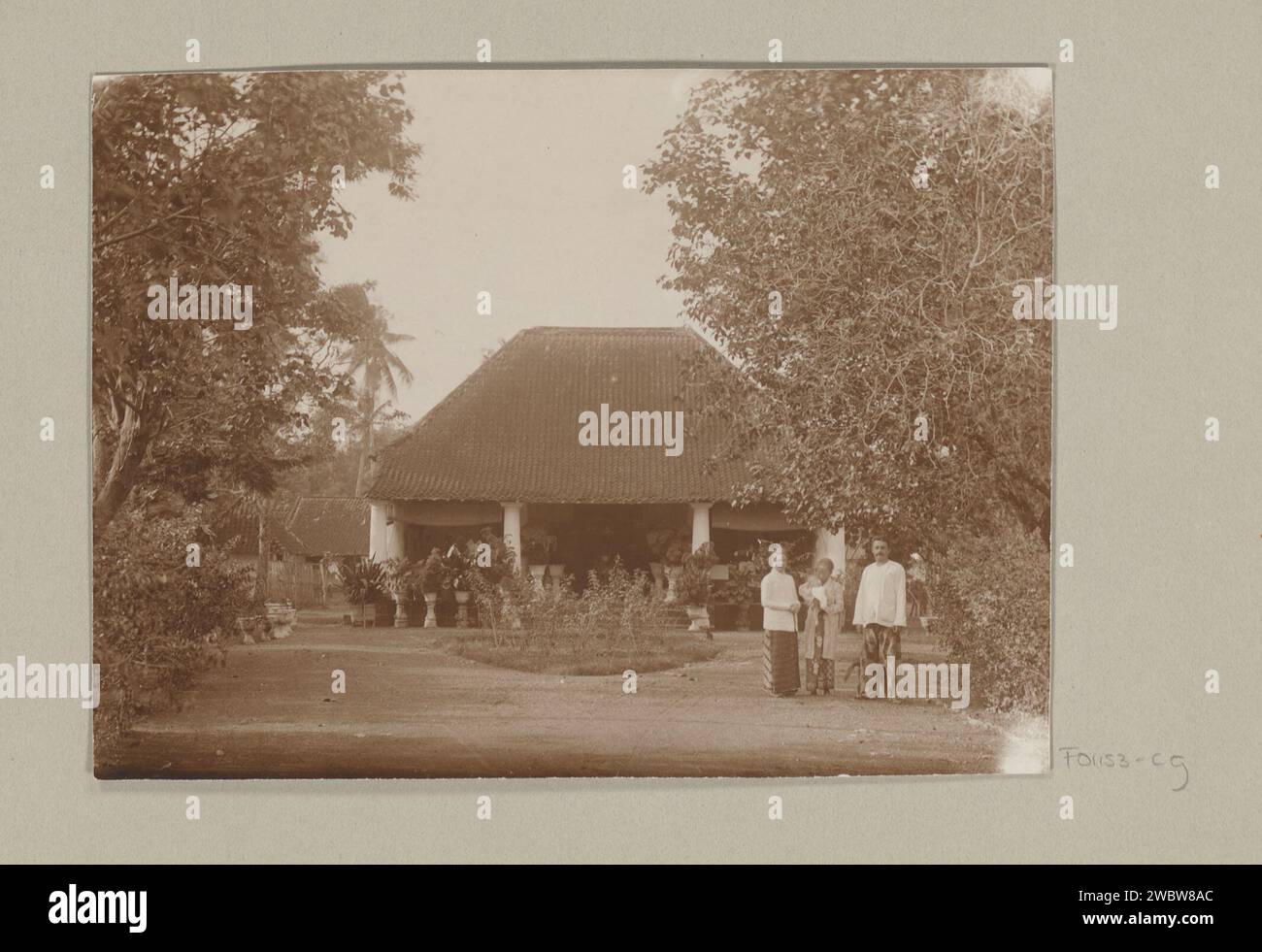Man and woman with child for plant house, anonymous, c. 1880 - c. 1900 ...