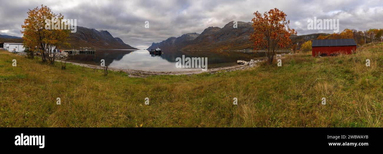 Panorama, Haus am See, Ferienhaus am Meer, Herbststimmung in Norwegen, Ruhe am Strand des ...