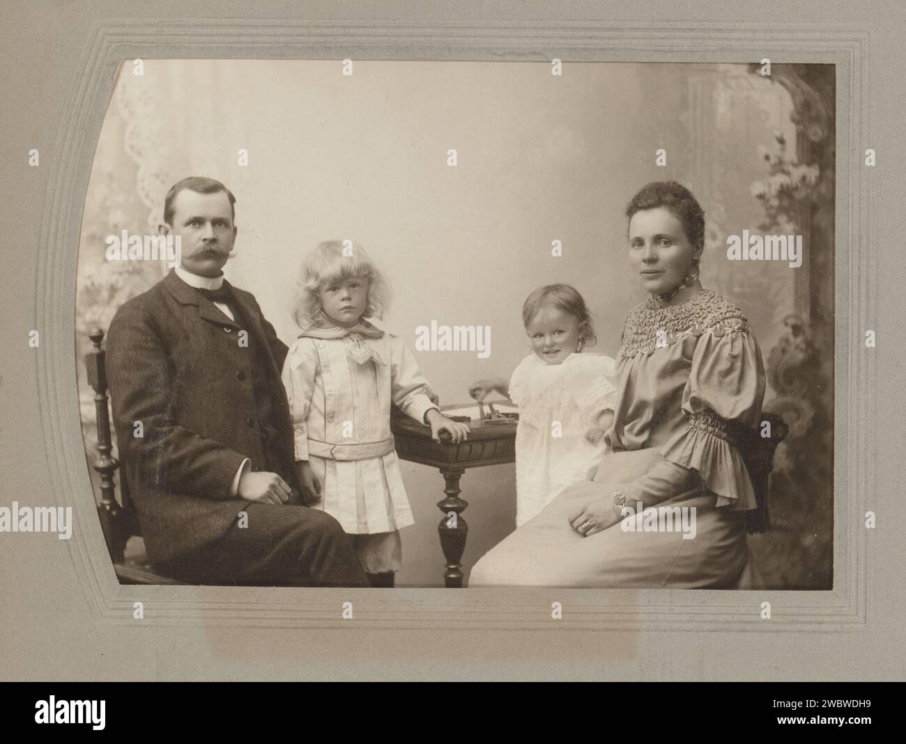Children and parents 1920 hi-res stock photography and images - Alamy