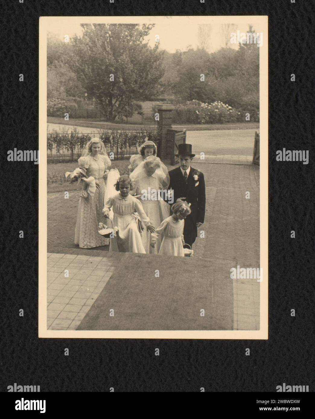 Pat Furnée and Elisabeth Kalff during their wedding, Hans Nieuwenhuis ...