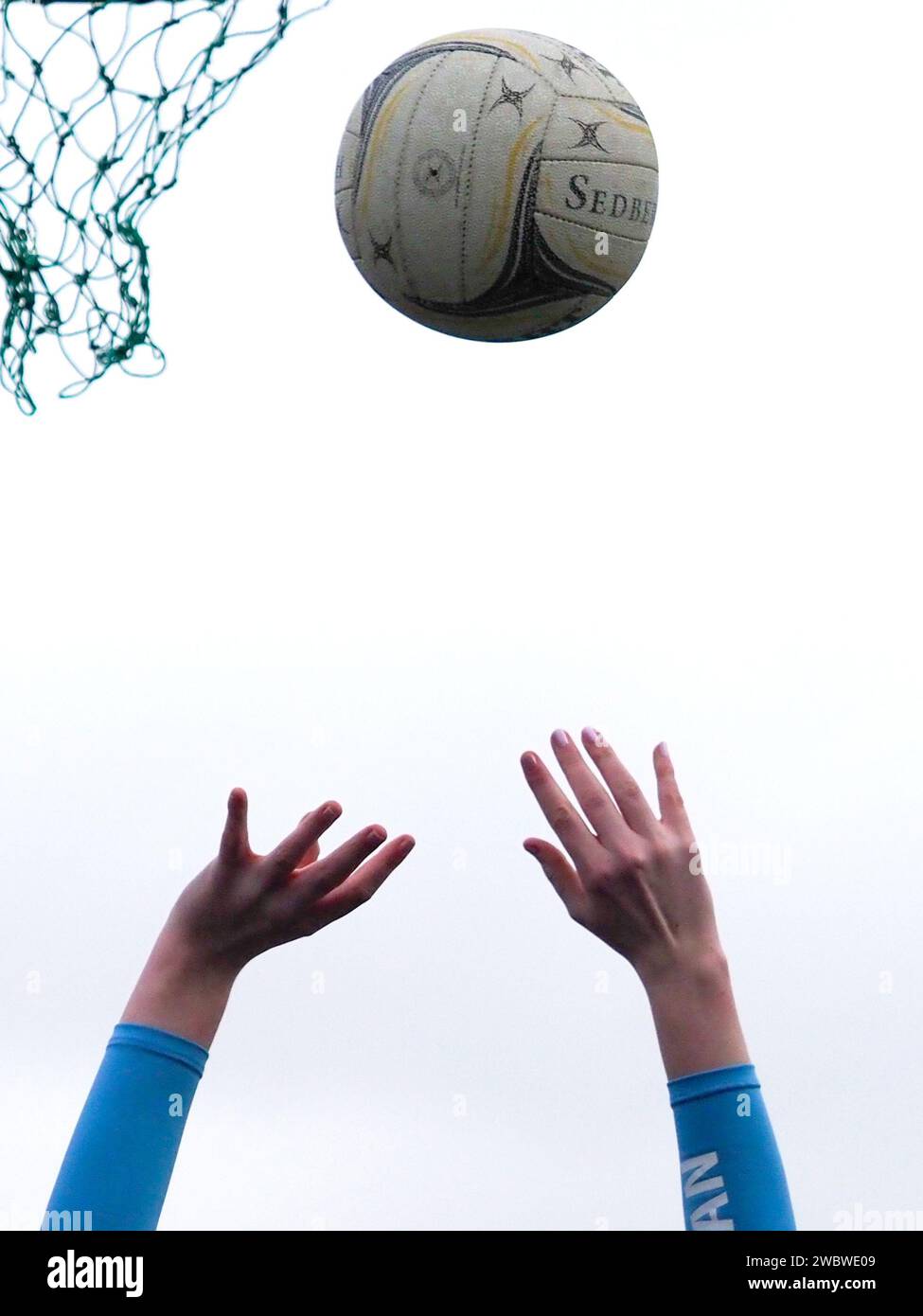 Netball goal shooter hi-res stock photography and images - Alamy