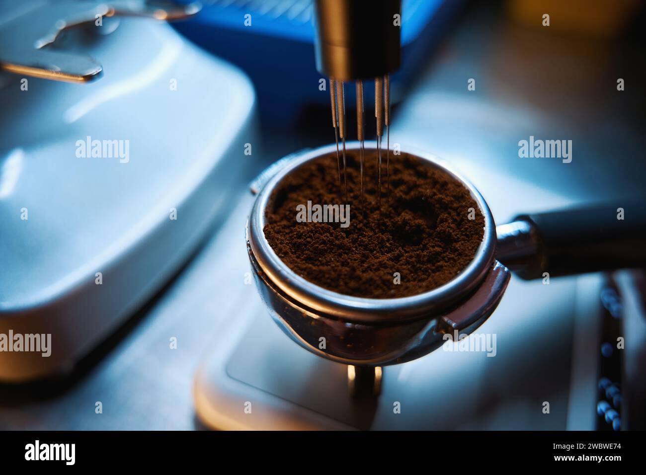 Leveling coffee process in portafilter with specialized powder ...