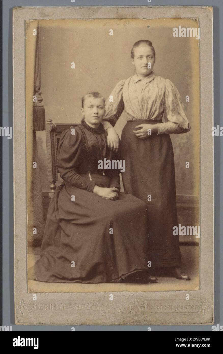 Portrait of two unknown women, W.G. Kuijer & Zonen, 1885 - 1906 ...