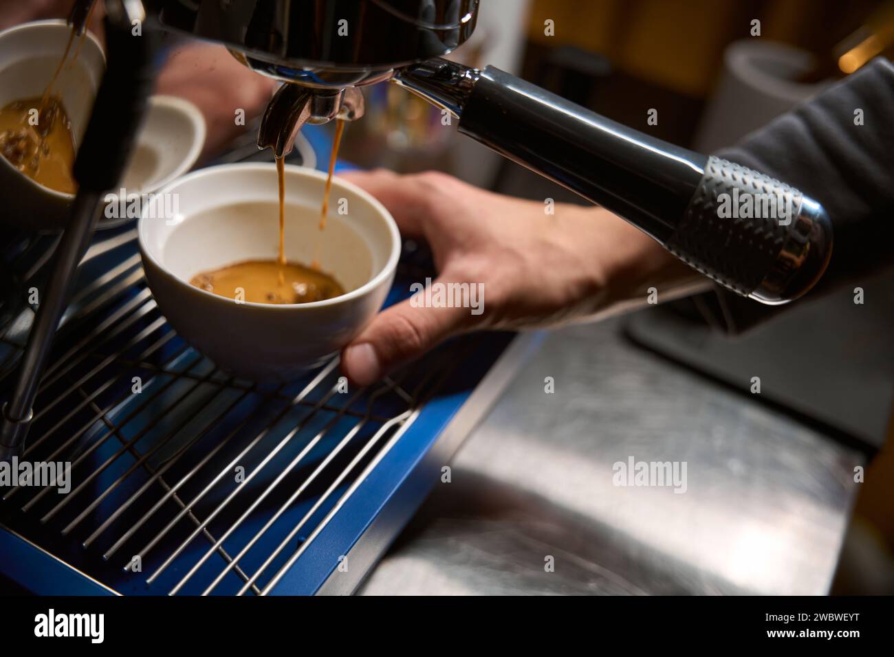 Pouring coffee beans from portafilter hi-res stock photography and ...