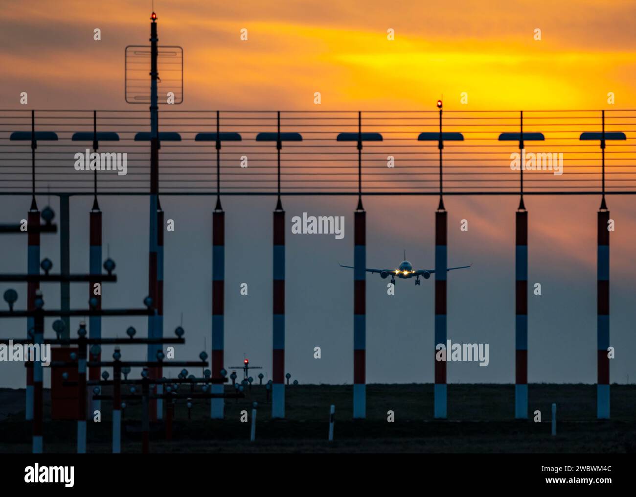 Main runway lighting hi-res stock photography and images - Alamy