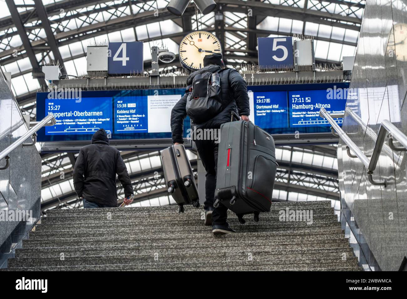 Man drags himself onto the platform with luggage, 3-day strike of the ...
