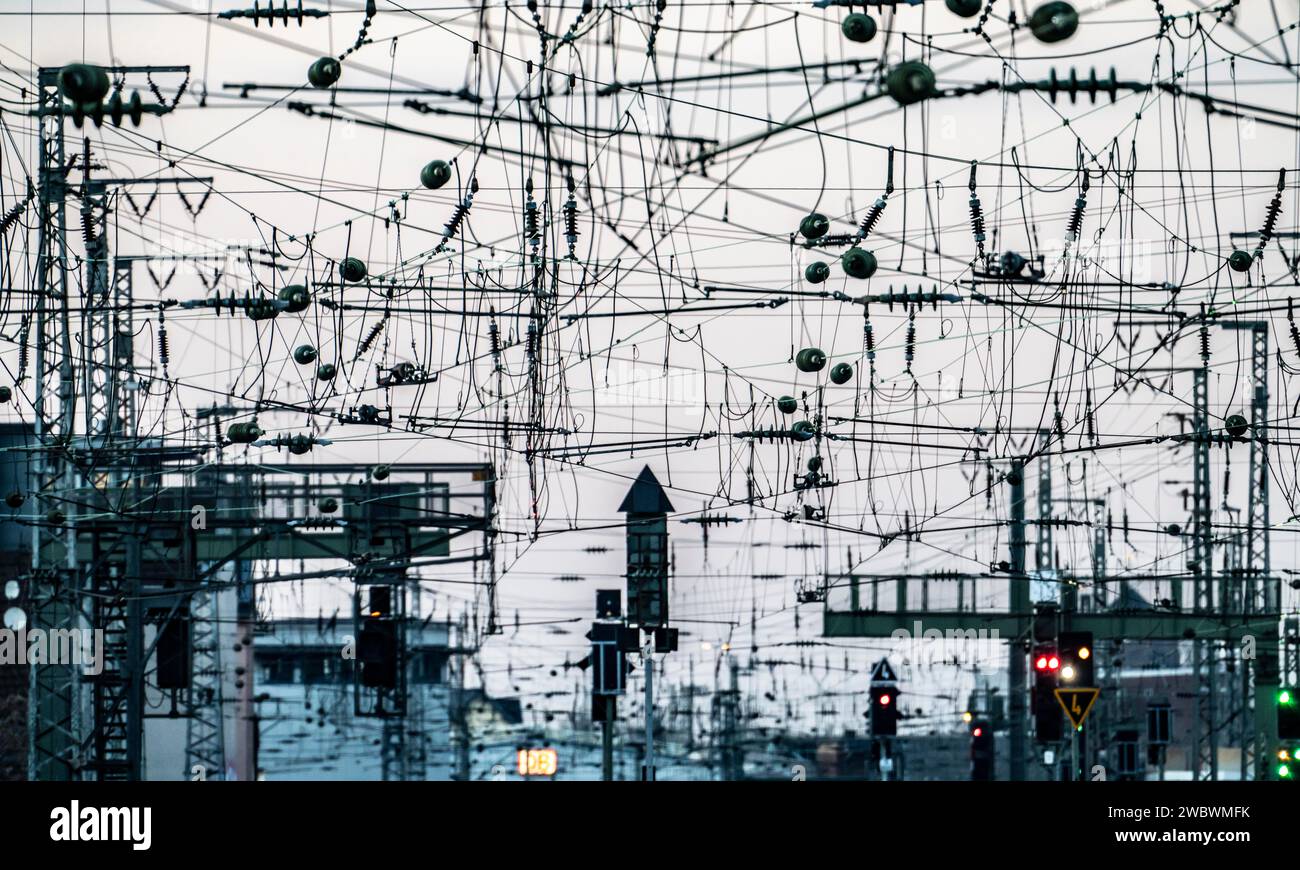 Cologne Central Station, tracks on the west side, overhead lines ...