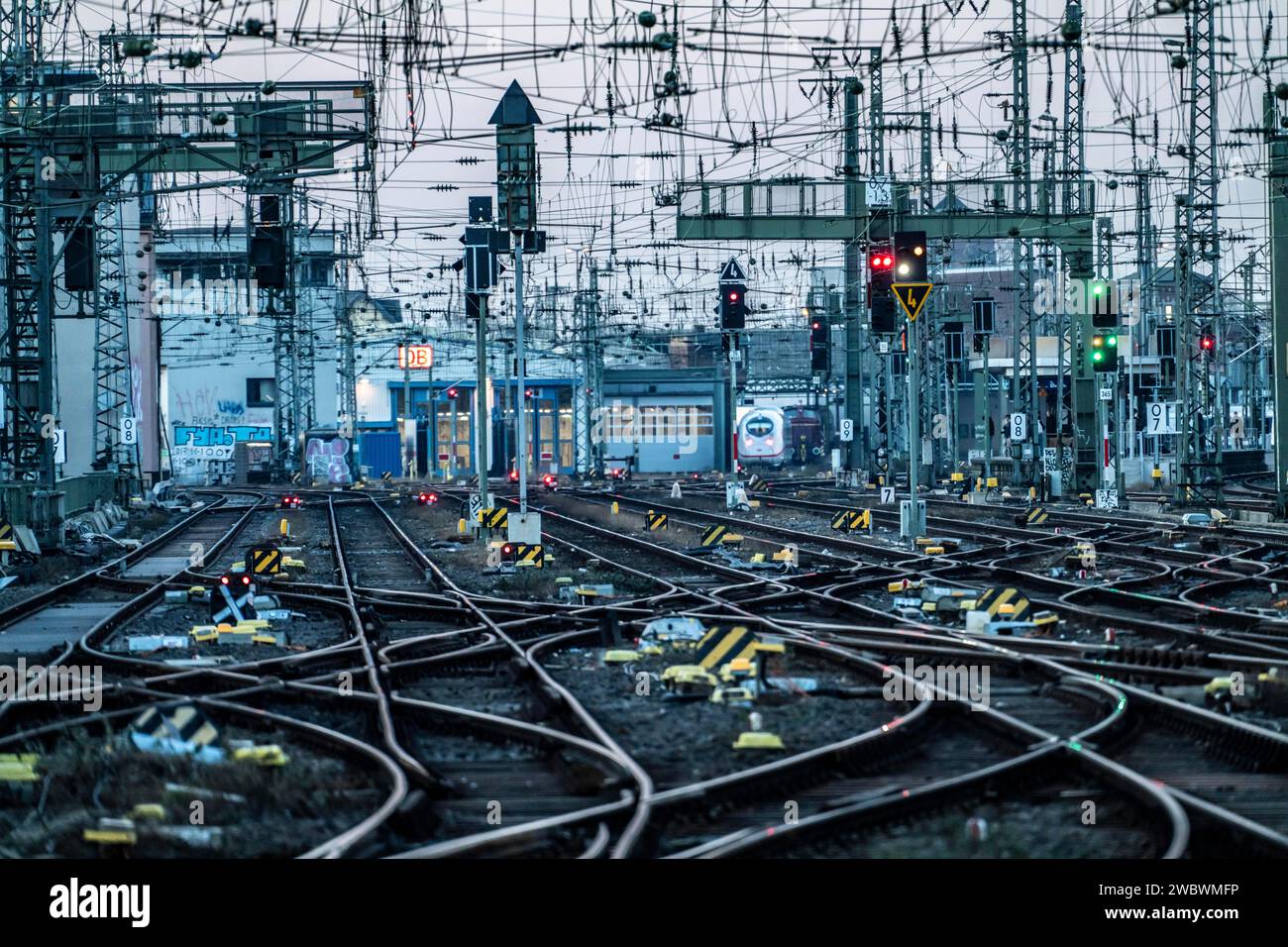 Cologne Central Station, tracks on the west side, overhead lines ...