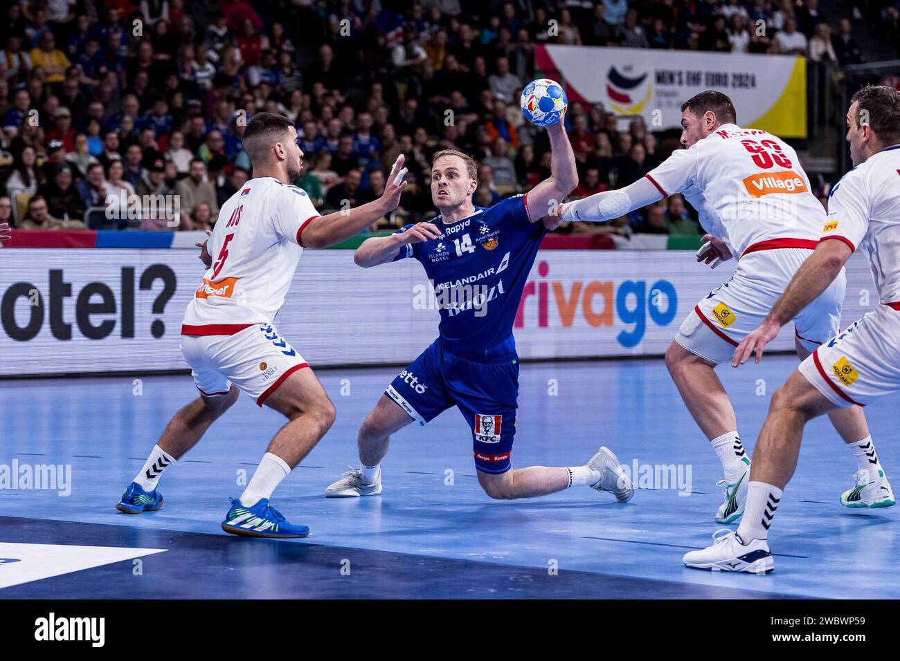 Serbien, Olympiahalle, M?nchen am 12.01.2024, Milos Kos (Serbien, #5), Omar Ingi Magnusson ...