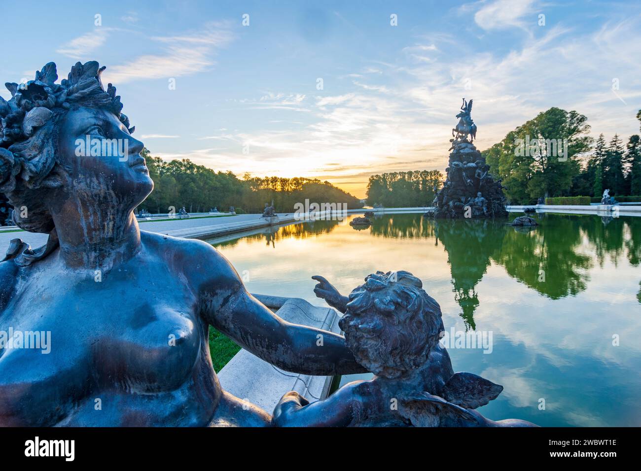 Chiemsee: palace Neues Schloss Herrenchiemsee Castle, formal garden ...