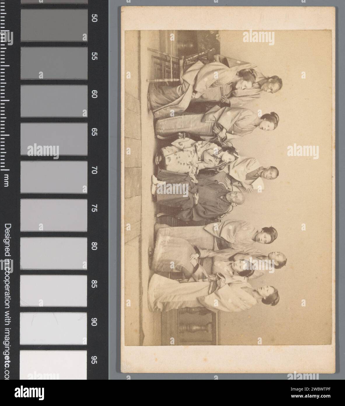 Group portrait of unknown Japanese in Kimonodacht, Anonymous, 1855 - 1885 Photograph. visit card ...