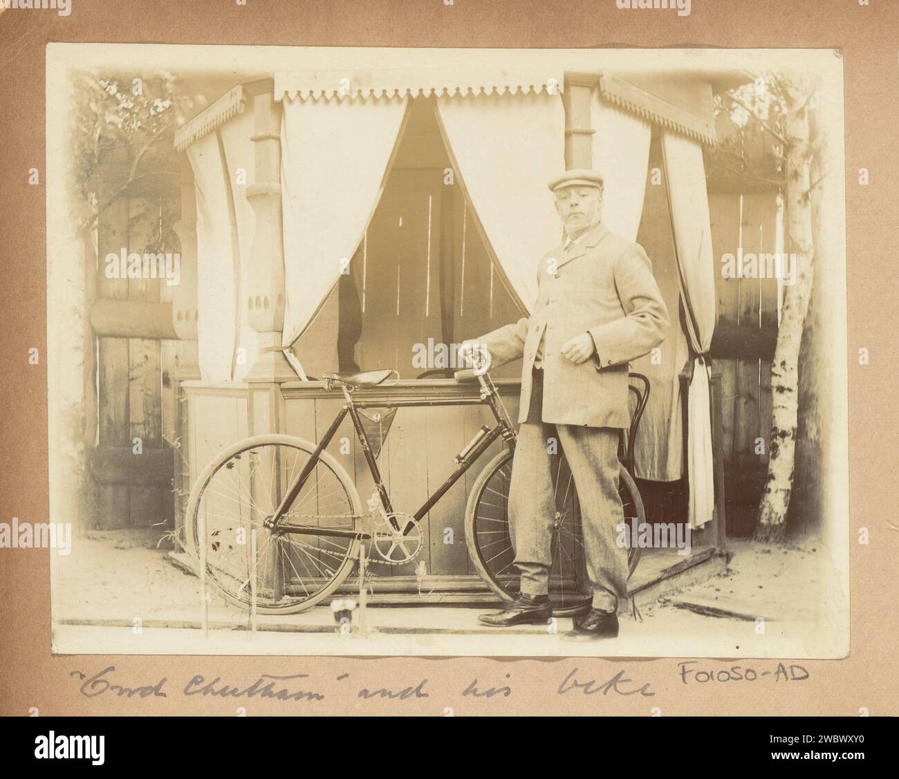 Family posing circle hi-res stock photography and images - Alamy