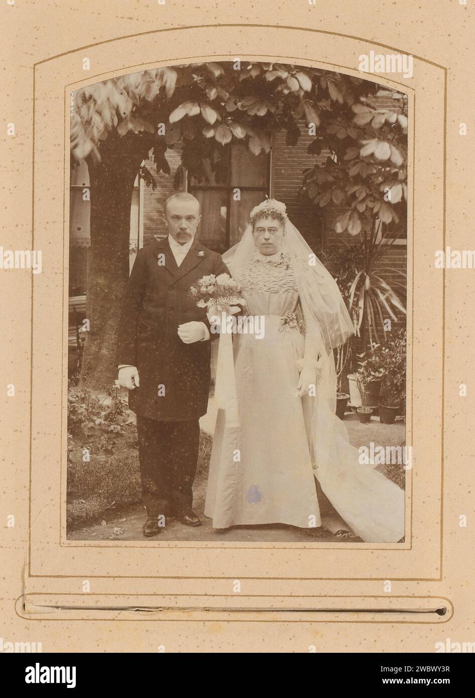 Portrait of a bridal couple in the garden, Johannis Lasonder, 1890 - 1917 photograph. cabinet ...