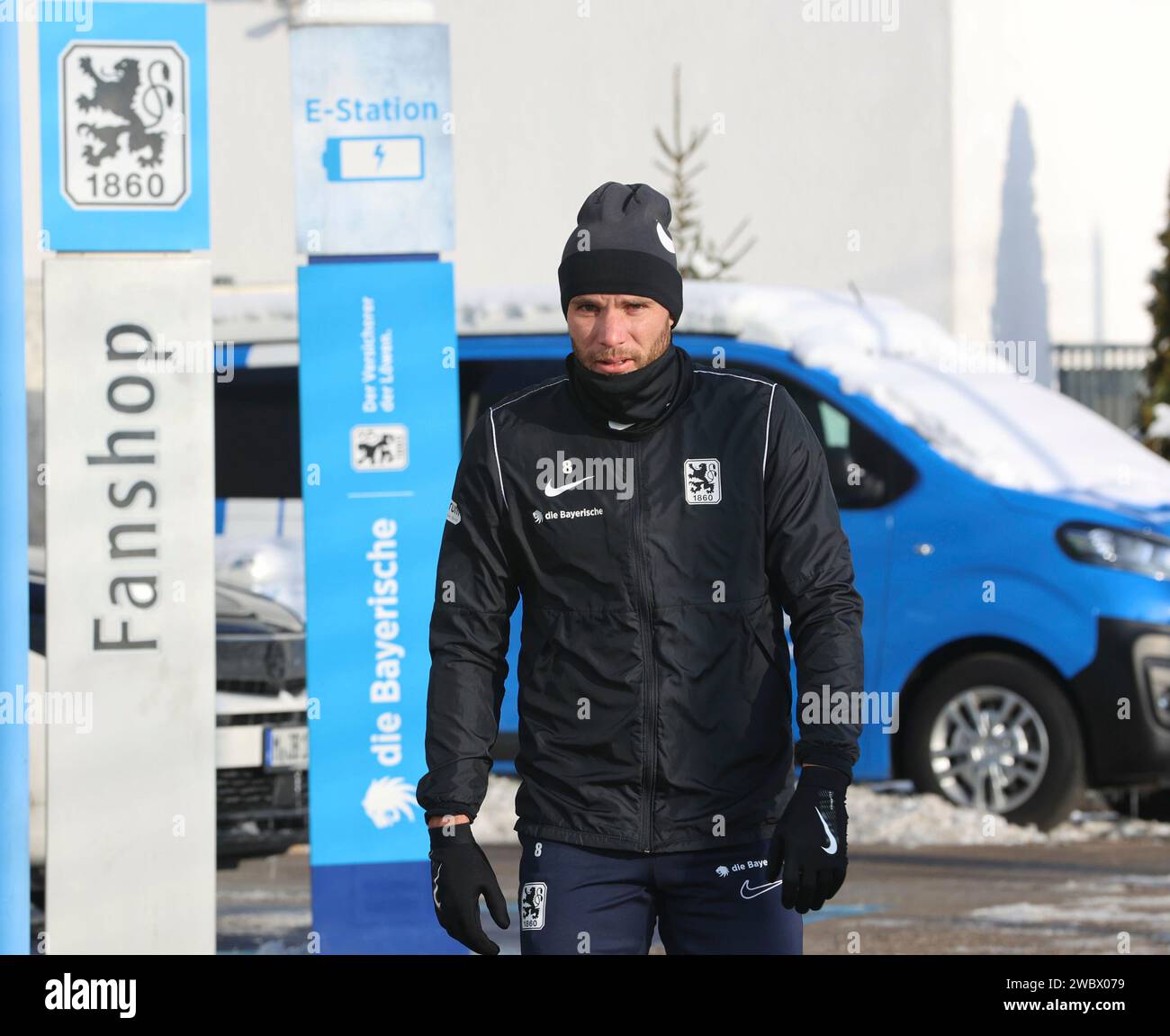 Manfred starke tsv 1860 munchen auf dem weg zum trainingsplat hi-res ...