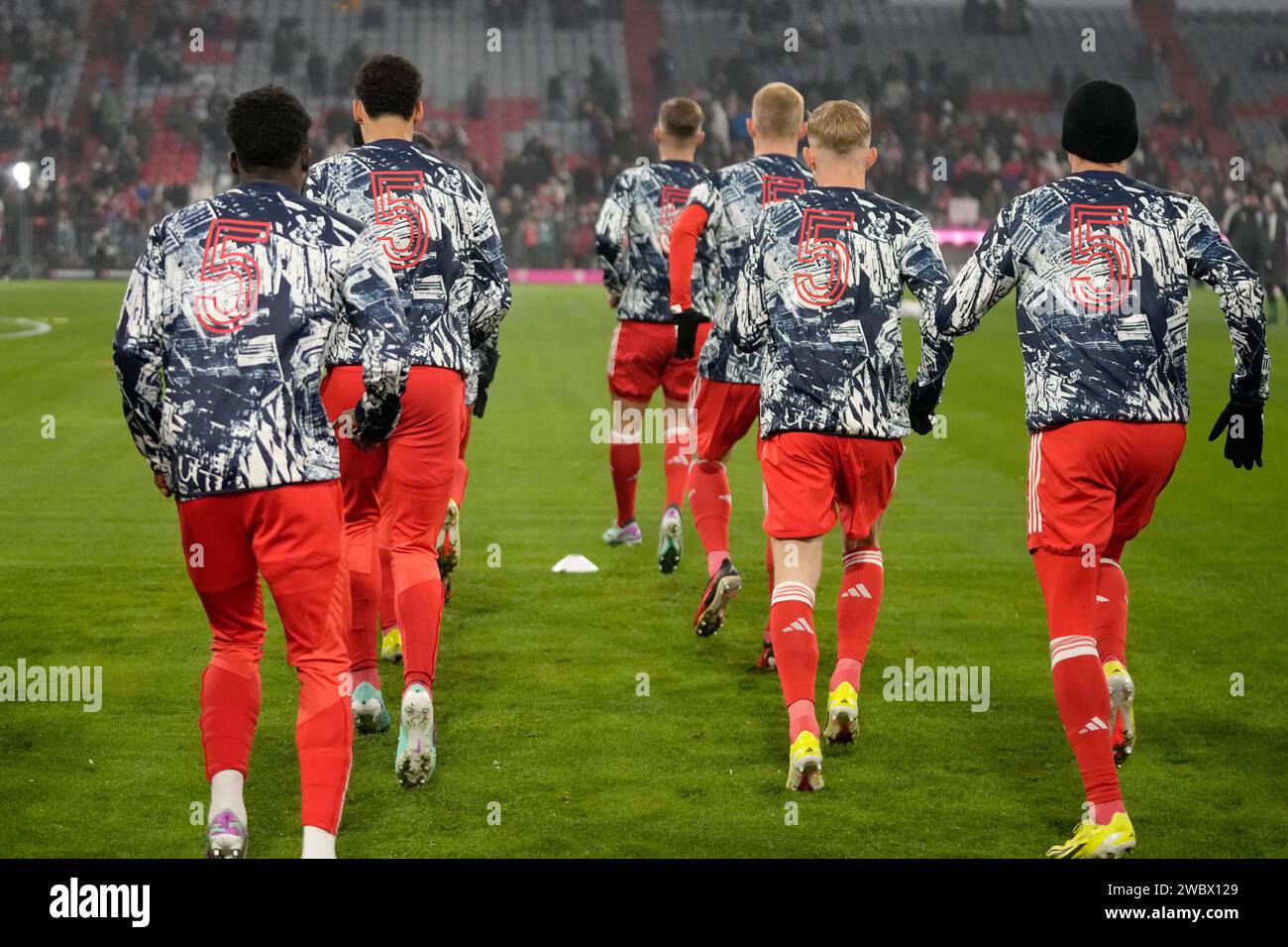 Bayern players warm-up all wearing the number 5 on their backs before ...