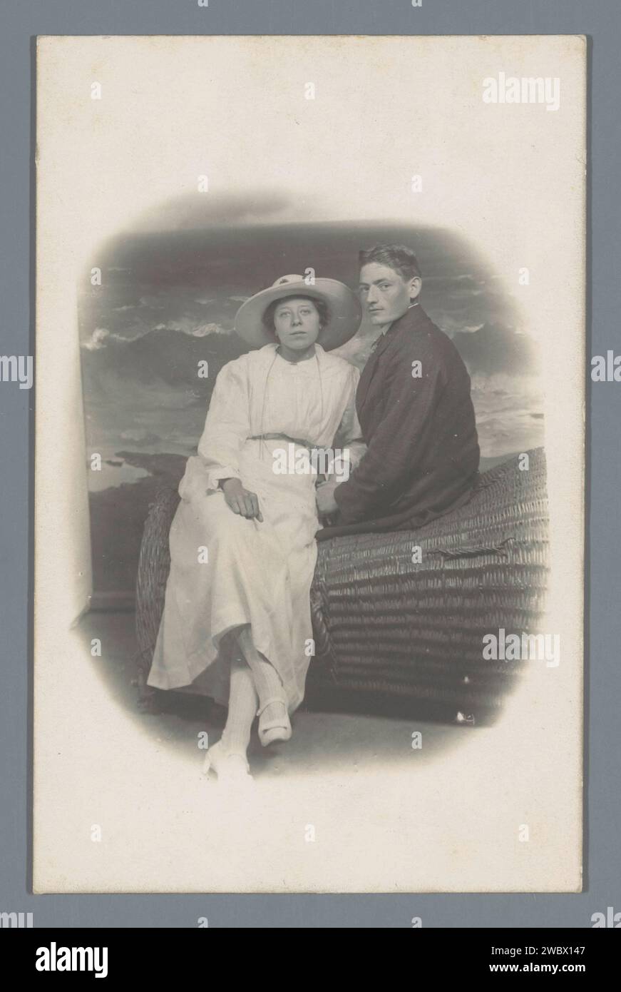 1920 couple on beach hi-res stock photography and images - Alamy