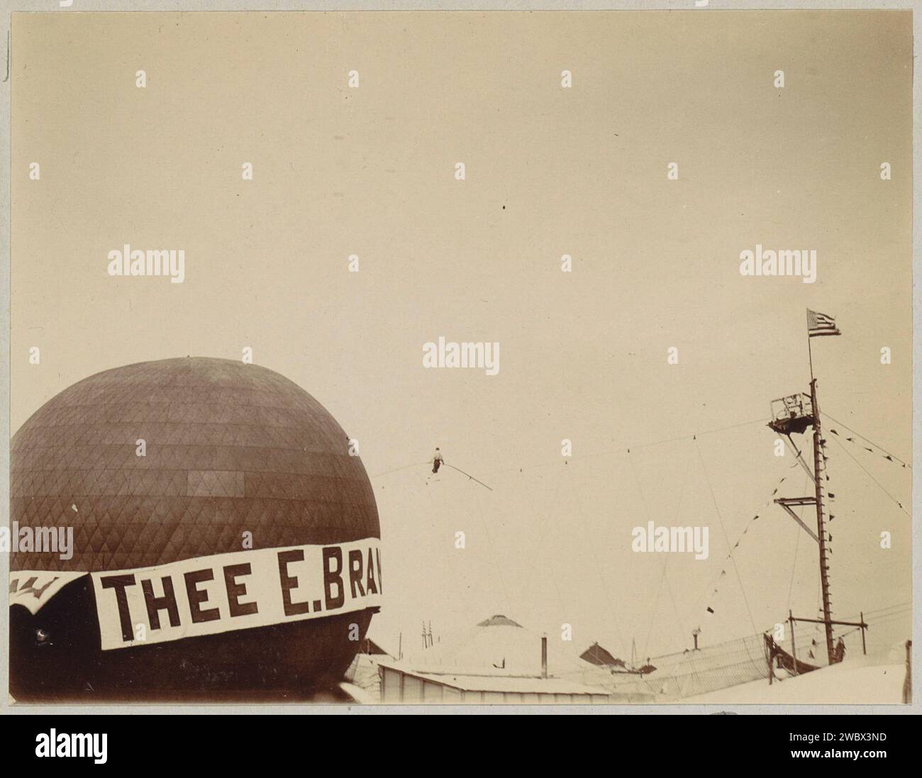 Ballon with advertising for 'Thee E. Brandsma', in the background a ...