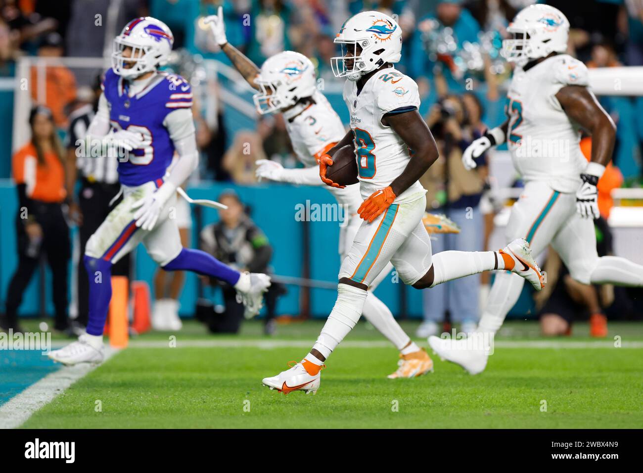 Miami Dolphins running back De’Von Achane (28) carries the ball for a ...