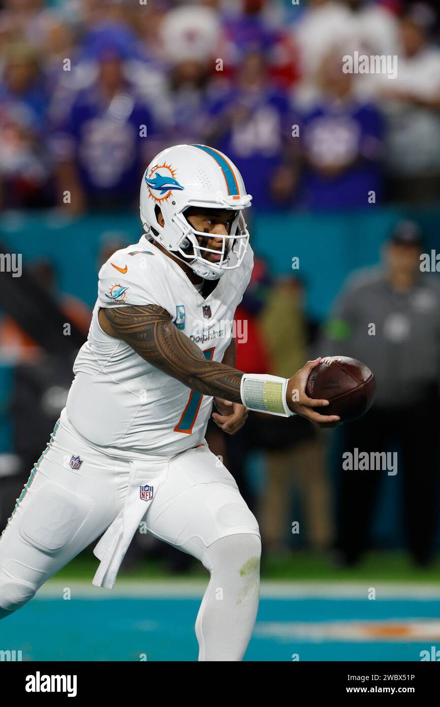 Miami Dolphins quarterback Tua Tagovailoa (1) looks to make the handoff ...