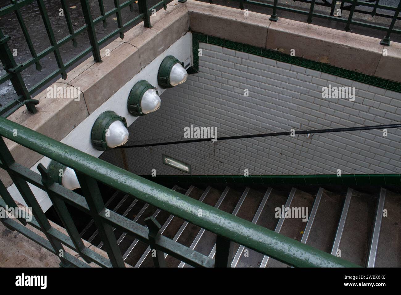 Paris subway entrance hi-res stock photography and images - Alamy